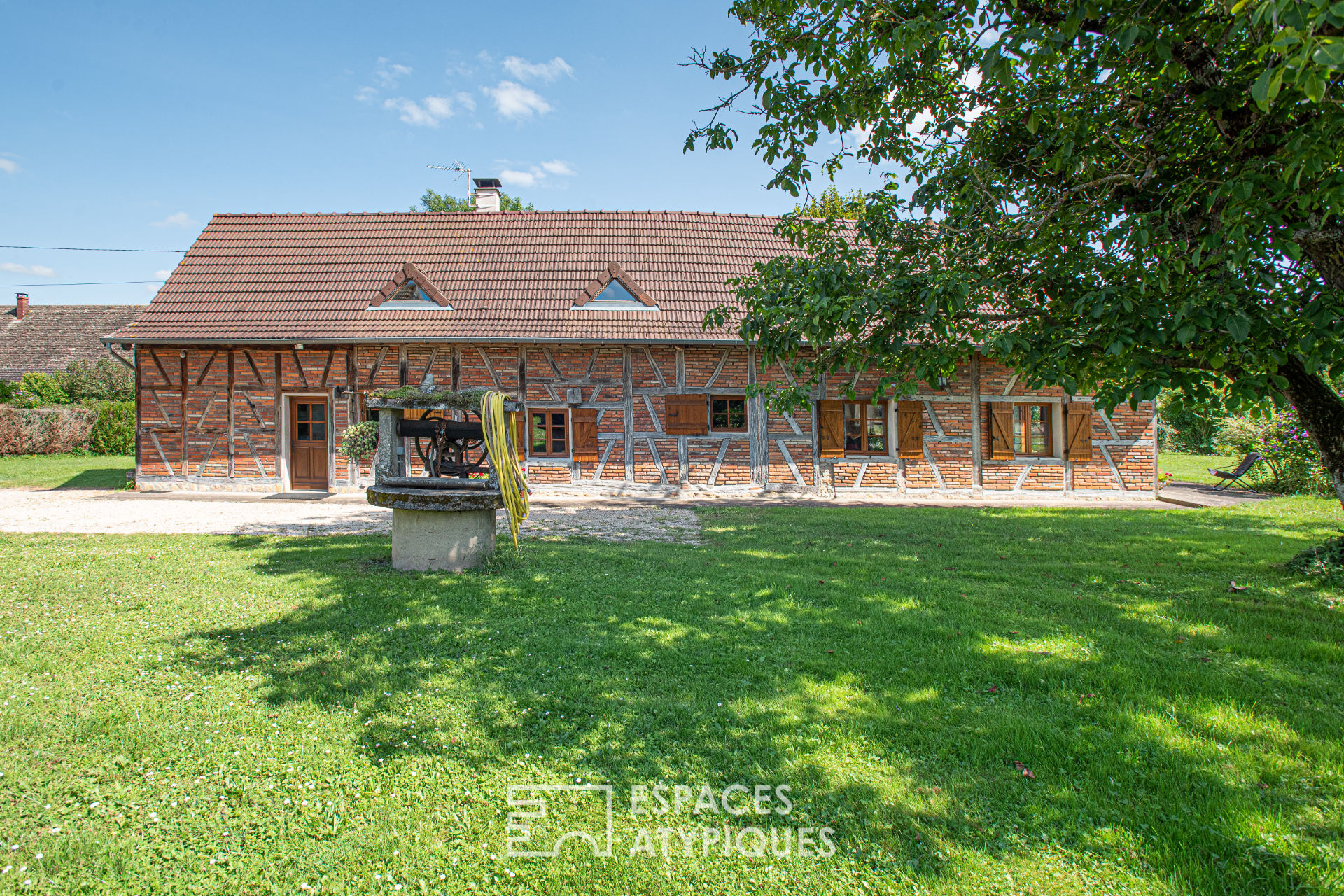 Ancienne ferme bressane rénovée avec étang - Espaces Atypiques ...