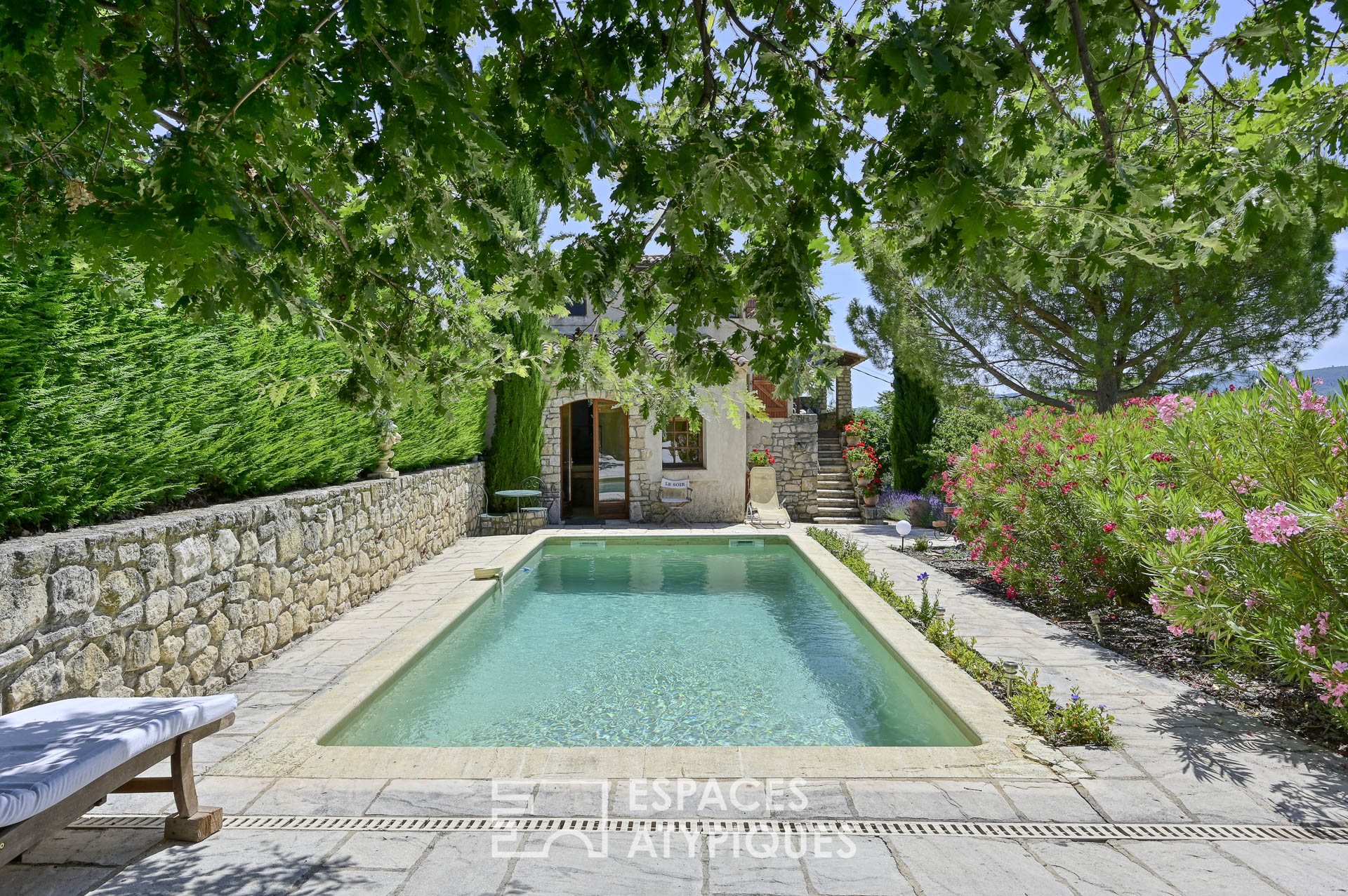 For sale A cottage in Provence with an incredible view of the Luberon ...