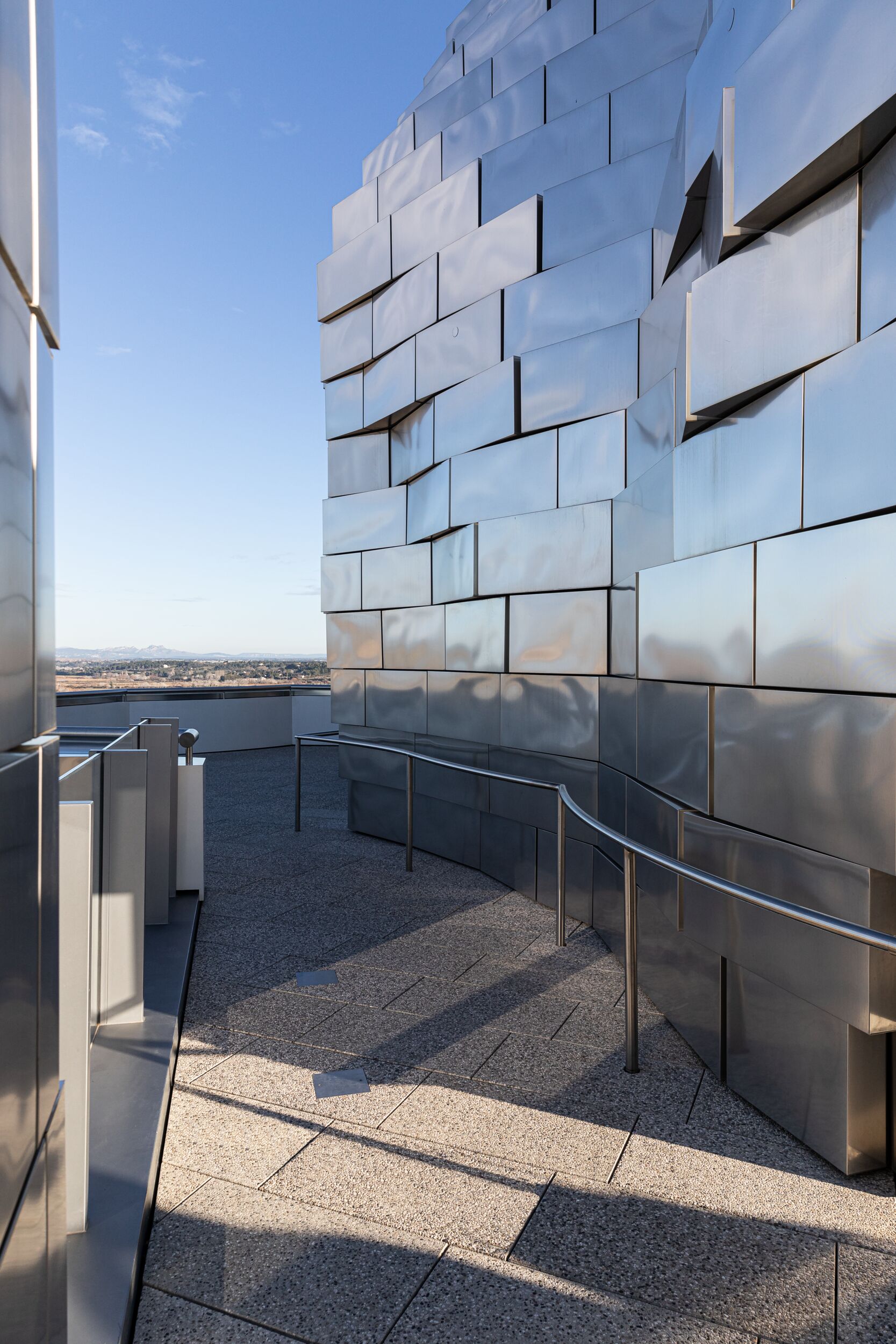 Maja Hoffmann : tisser un avenir entre art, culture et environnement à Arles - Les conseils ...