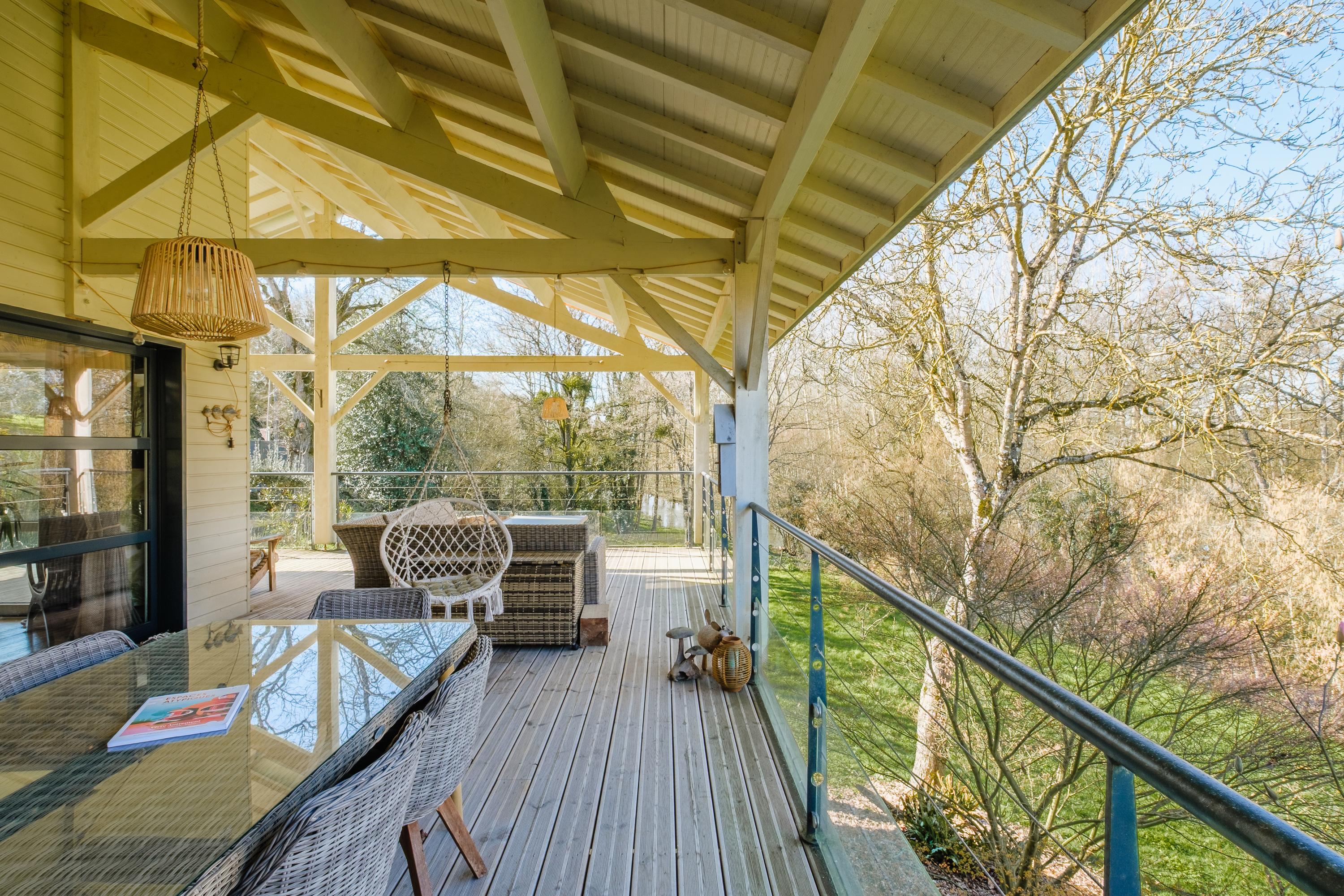 Vente Maison d'architecte avec piscine en surplomb de rivière à VOUILLE ...