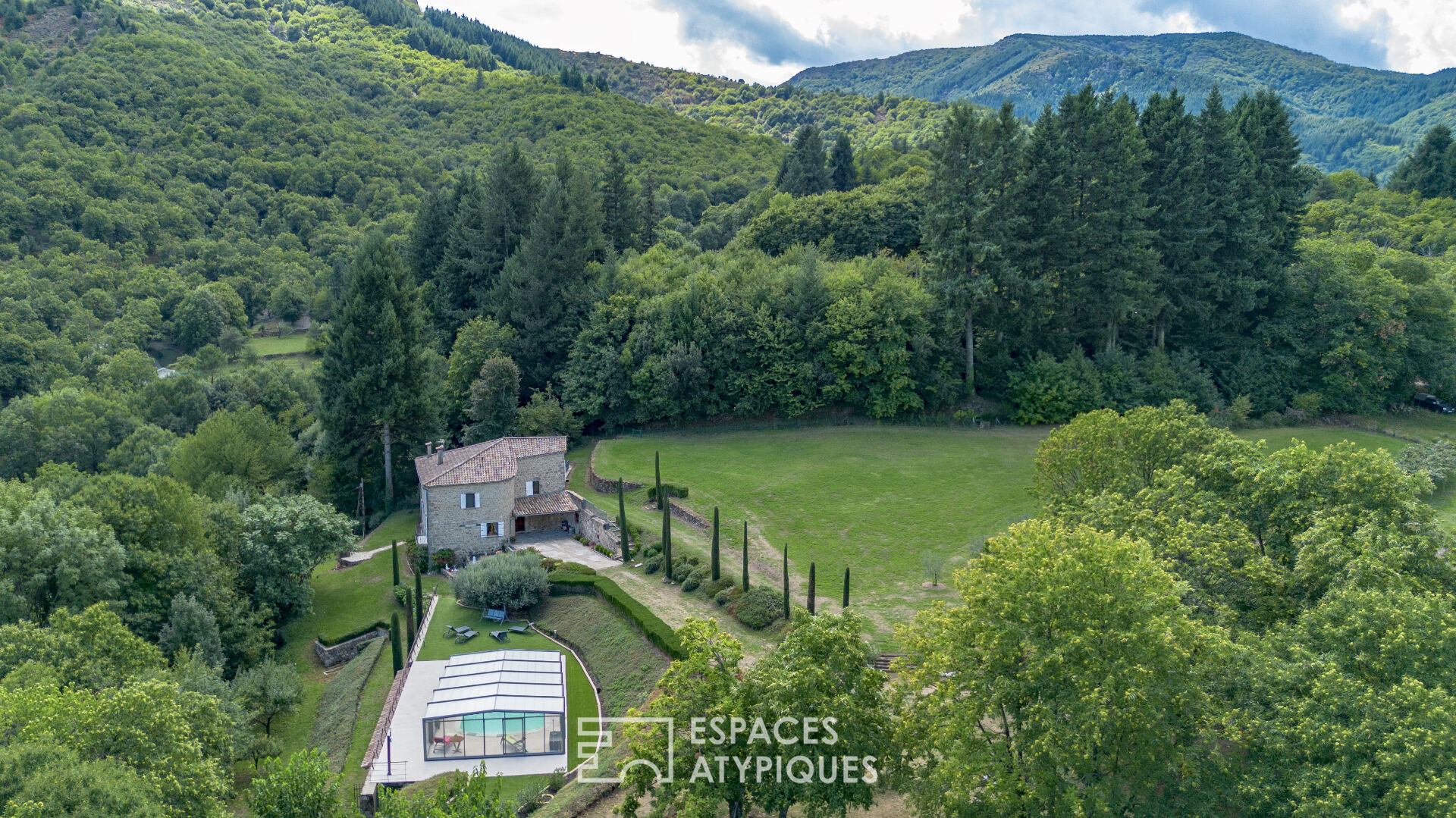 Vente Ancienne ferme en pierre rénovée, piscine, vergers, vue ...