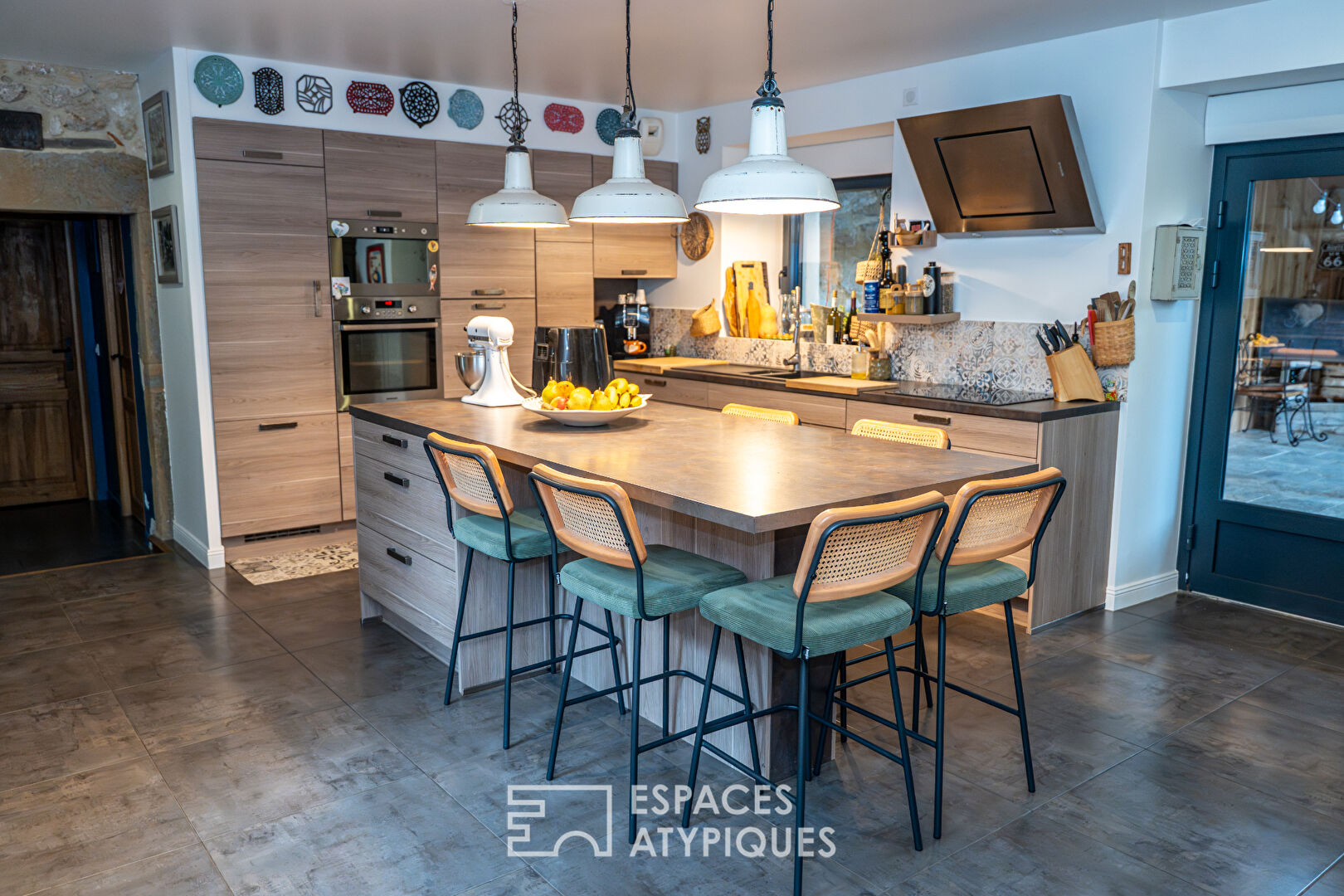 For sale Renovated old stone building in the heart of Saint-Martin-le ...